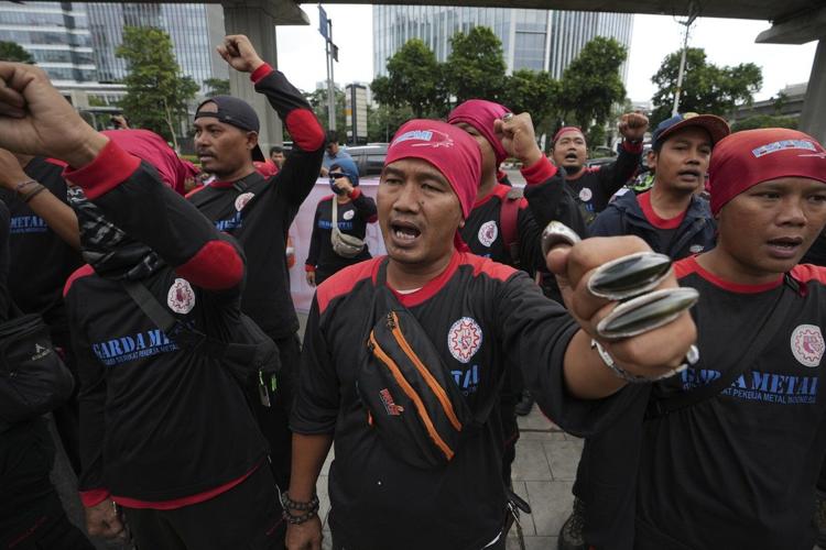 Protesters pelt Malaysian embassy with eggs over Indonesian migrant ...