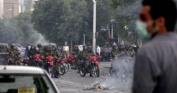 Violence, chaos erupt on streets of Tehran