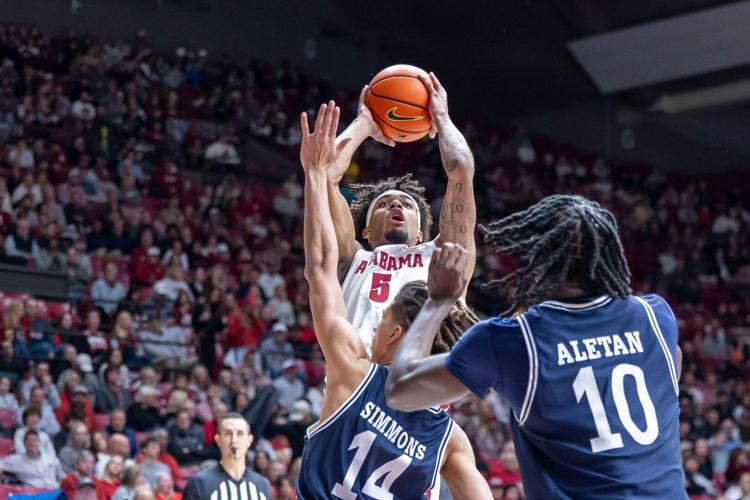 Holloway's career-high 26 points lead No. 14 Alabama over Yale, 102-78