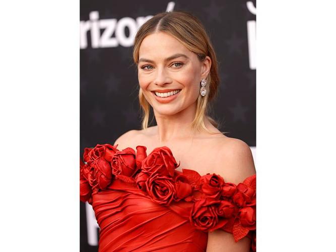 Selena Gomez veneers and our celebrity teeth obsession