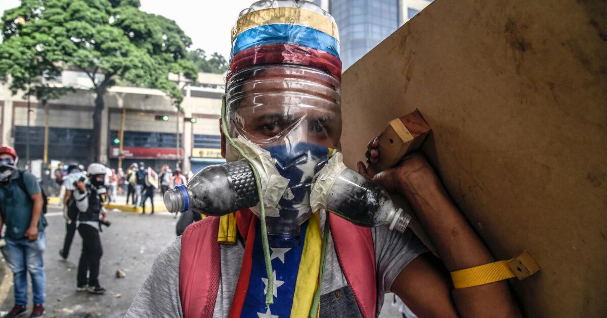 Venezuela’s protesters improvise combat gear using gas masks, gardening ...