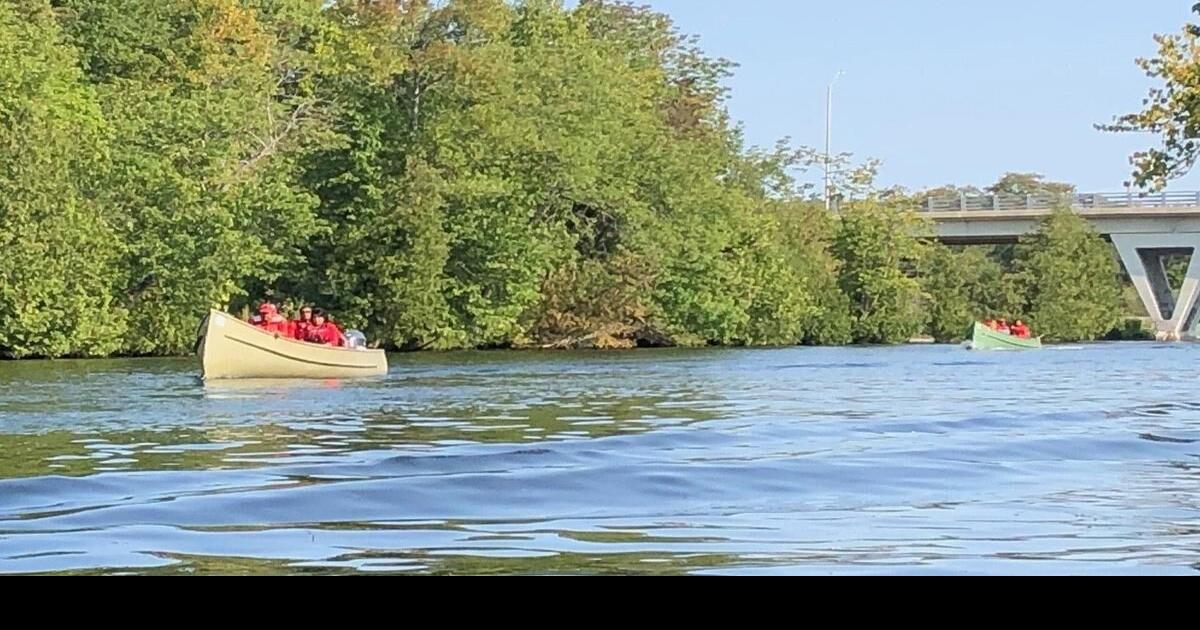 Canadian Rangers canoe through Peterborough