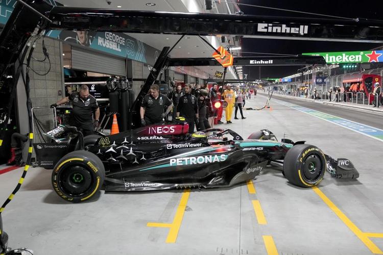 Lewis Hamilton paces both F1 practices on opening day of Las Vegas ...