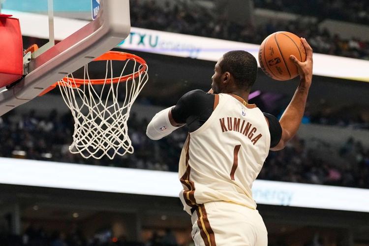 Mavs beat Warriors 123-115 on night Stephen Curry becomes first with ...