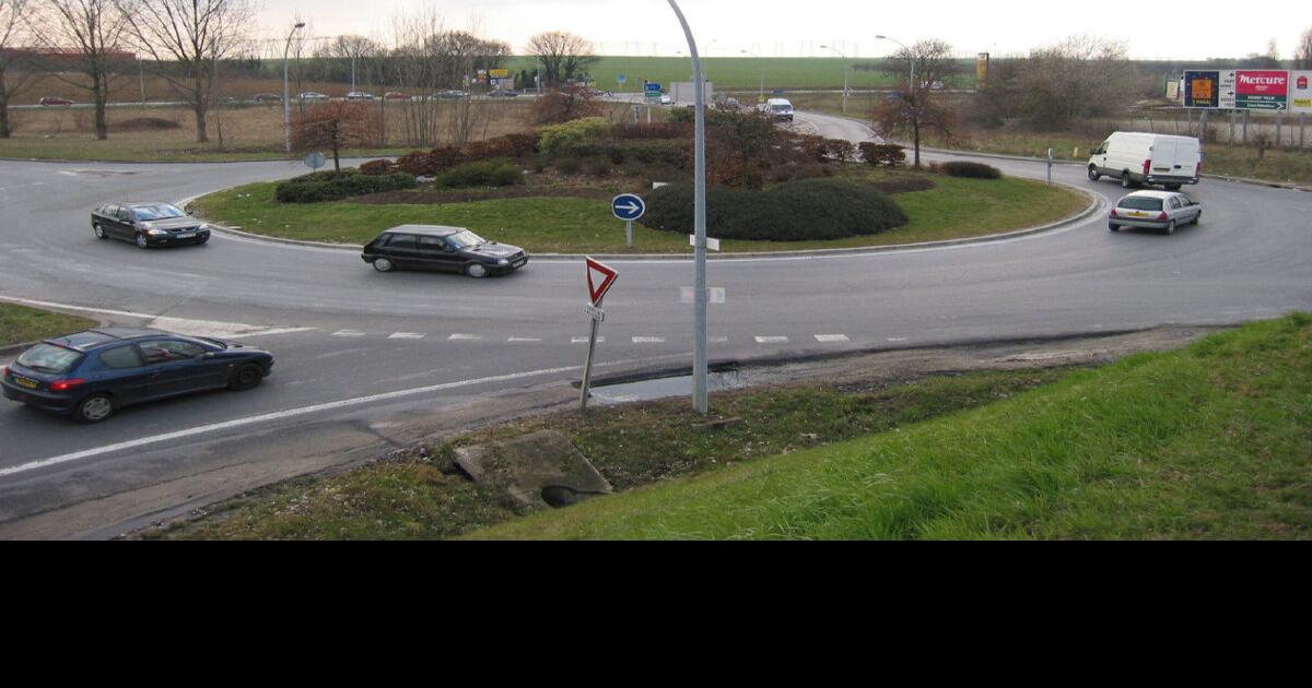 How to use roundabouts and why they are safer