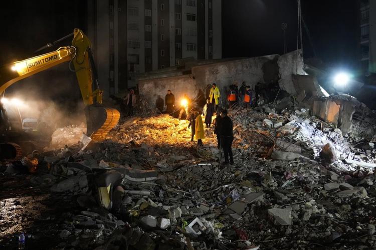 Survivors Scream As Desperate Rescuers Work In Turkey Syria