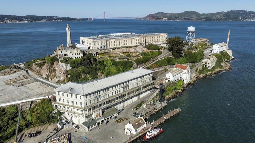 Trump toured Florida's immigration detention center in the Everglades ...