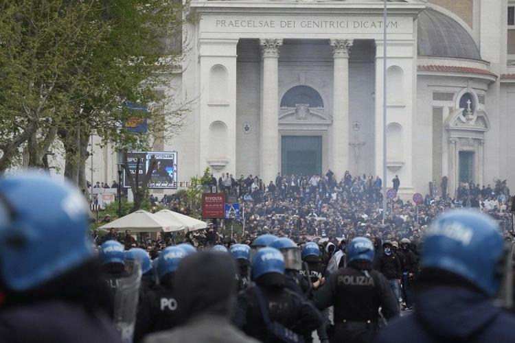 Police step in to avoid clashes between rival fans ahead of Rome derby