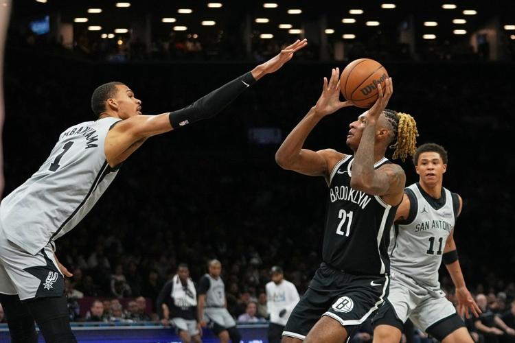 Julian Champagnie scores 26 and Spurs cruise to 11th straight win, 126 ...