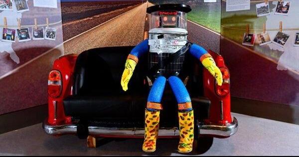 It’s hitchBOT 2.0. The hitchhiking robot left for dead on a U.S. street ...