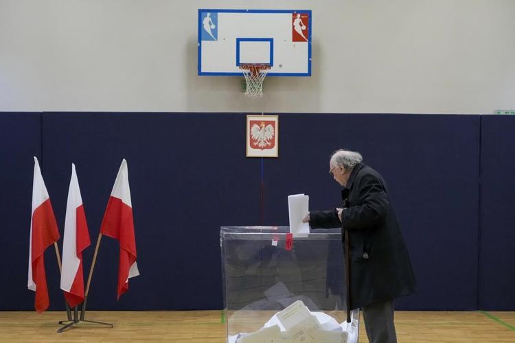 Poles vote in a high-stakes election that will determine whether right ...