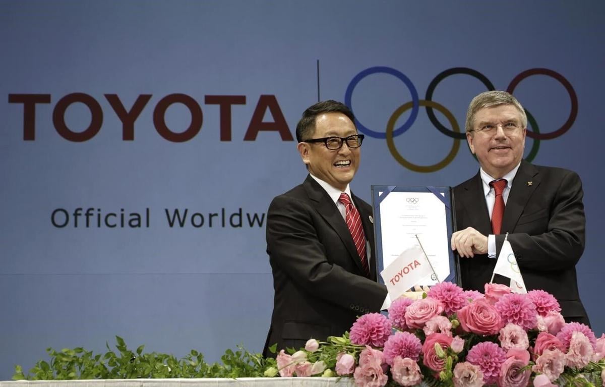 toyota logo shaking hands