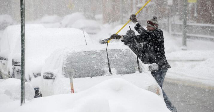 Record snowfall paralyzes U.S. Northeast
