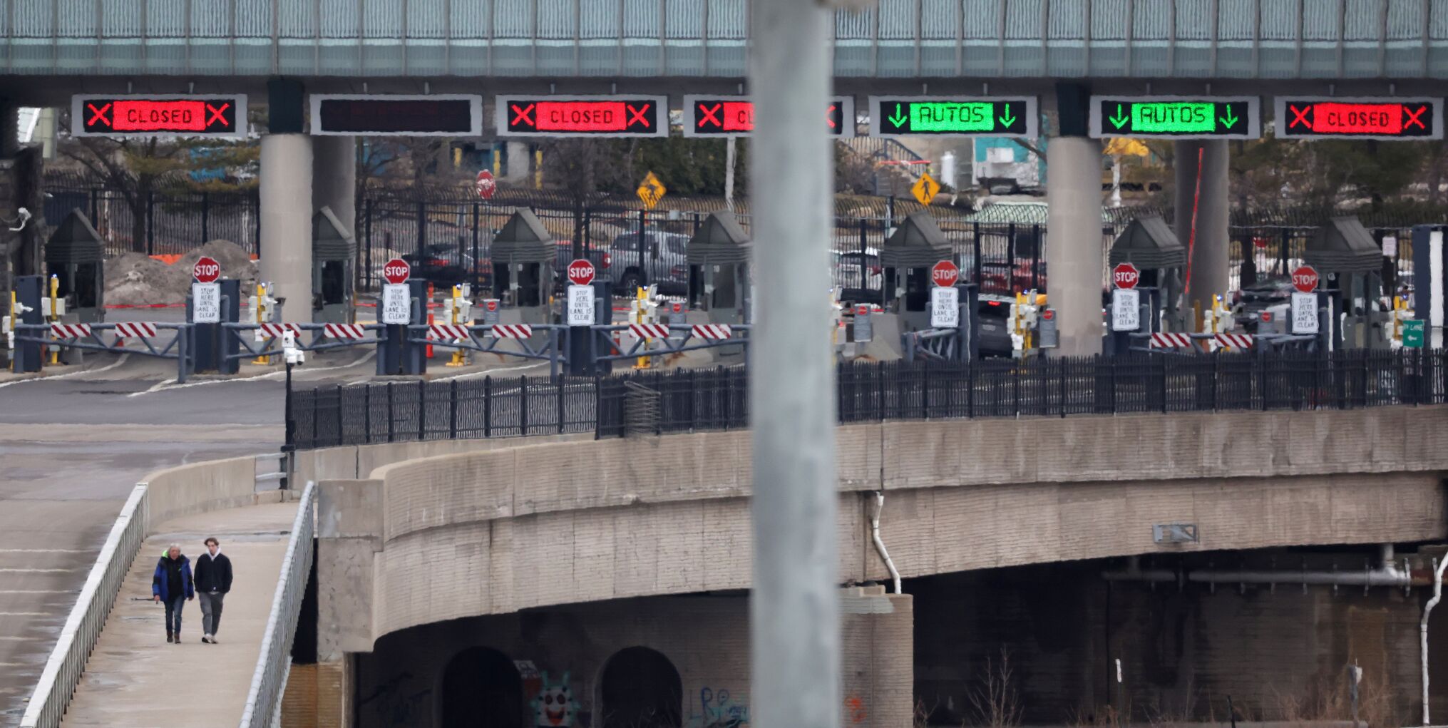 What Canadians need to know about cross-border shopping