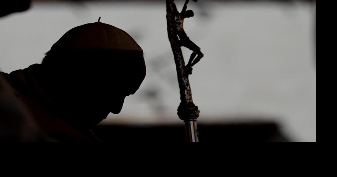 Pope dons helmet to enter earthquake-hit cathedral in Italy