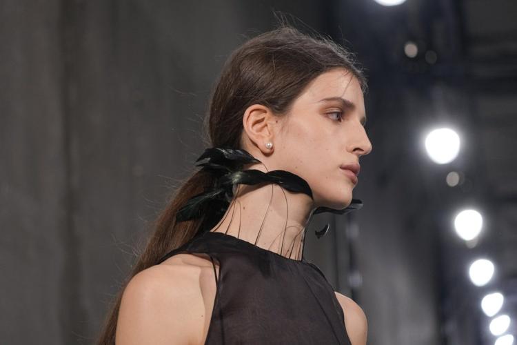 N21 brings back wardrobe staples with feathery details and statement bows
