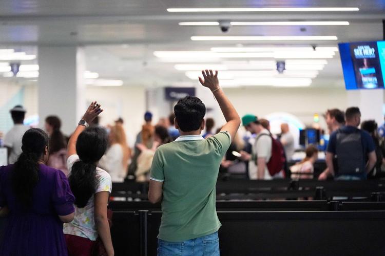 How to monitor airport security lines at US airports while TSA officers ...
