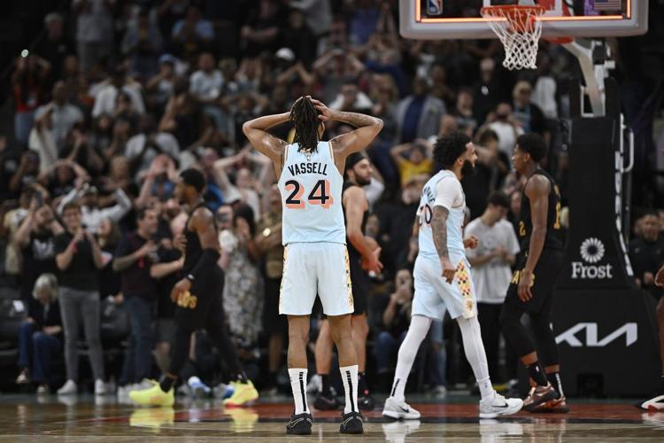 Mitchell, Mobley help Cavaliers beat Spurs 114-113, close within a game ...