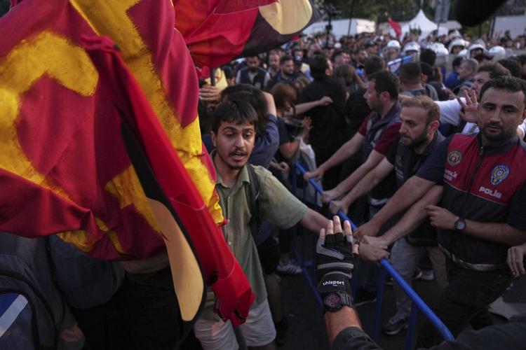 Photos of street protests as Turkey detains 120 opposition officials