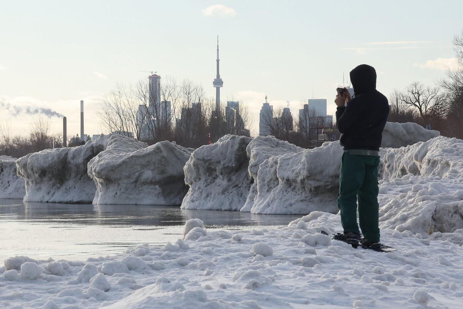 Toronto snow cleanup: Latest on 401, TTC delays, school closures