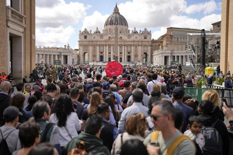 Pope's burial place reflects his 'humble, essential' life, Rome's poor ...