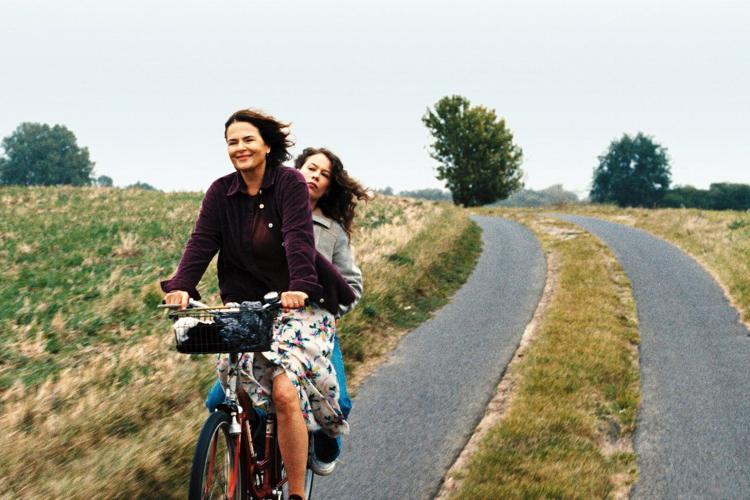 Movie Review: In 'Miroirs No. 3,' a slender and elegant tale of mutual ...