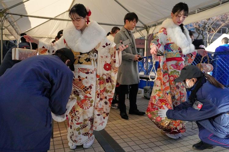 Photos of 20-year-olds gathering in kimonos for Coming of Age Day ...