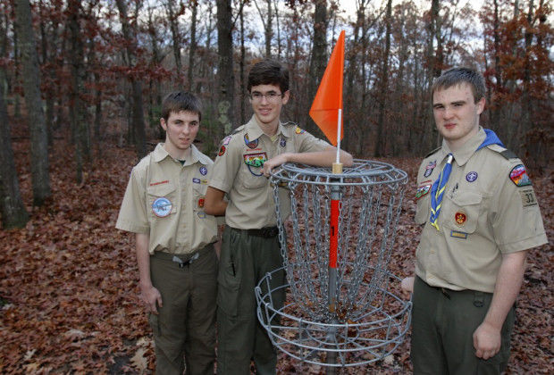 Boy Scouts burnish disc golf course at World War 1 Memorial Park in ...