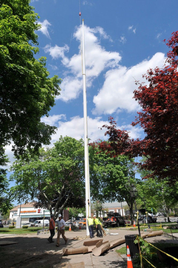 New flagpole erected on Foxboro Common | Local News | thesunchronicle.com