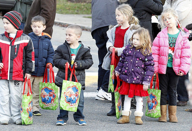 Mansfield Christmas Parade is a jolly good time for new, familiar faces ...