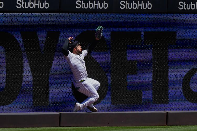 Yanks' Jasson Domínguez sprains shoulder crashing into wall, leading to ...
