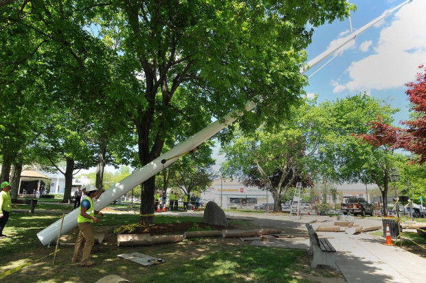 New flagpole erected on Foxboro Common | Local News | thesunchronicle.com