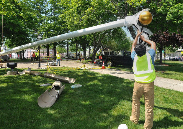 New flagpole erected on Foxboro Common | Local News | thesunchronicle.com