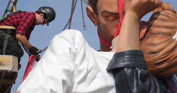 Sculpture of end-of-WWII kiss lands in Normandy | Stories ...