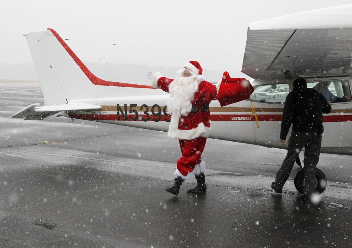Santa arrives by plane in Mansfield | Local News | thesunchronicle.com