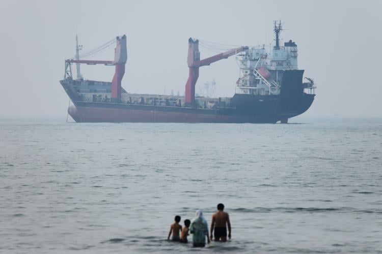 Ship runs aground in Strait of Hormuz, Iranian state TV reports ...