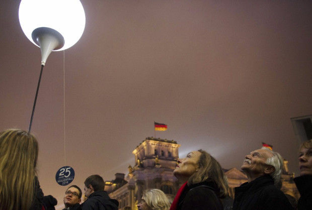 Balloons symbolize fall of Berlin Wall | Nation World | thesunchronicle.com