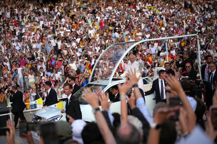 Pope honors Barcelona's Sagrada Familia as masterpiece of stone, color ...
