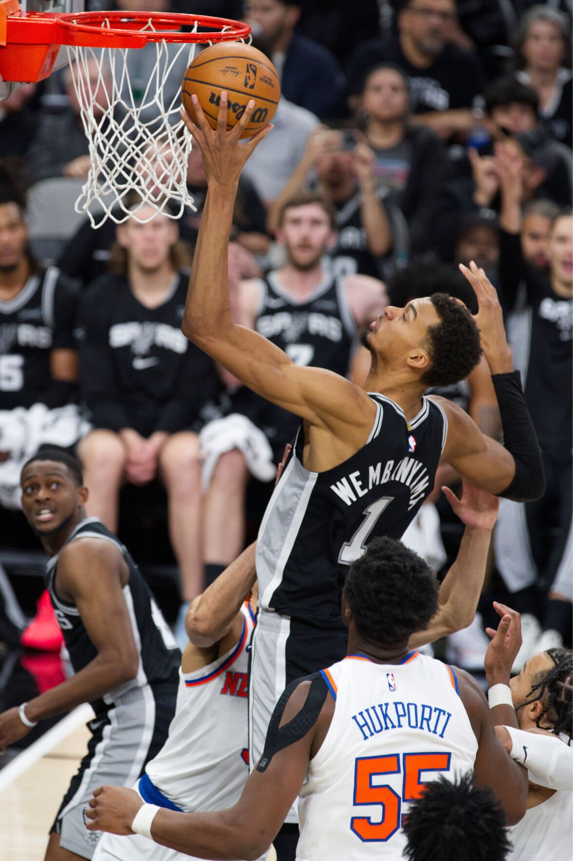 Spurs' Wembanyama doesn't expect to miss time after hyperextending knee ...