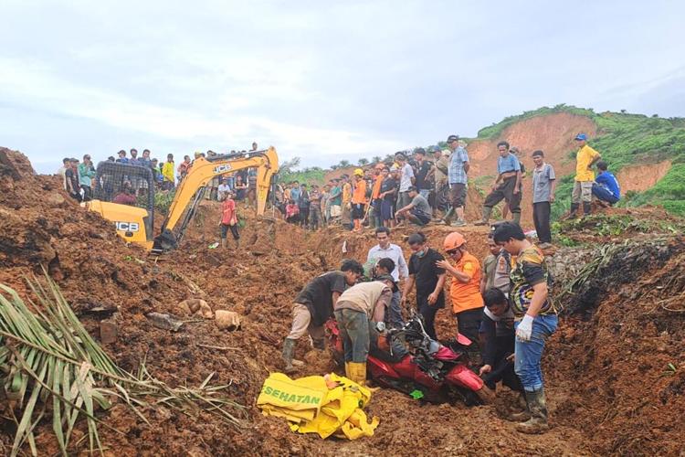 Indonesian rescuers search for survivors as the death toll from floods ...