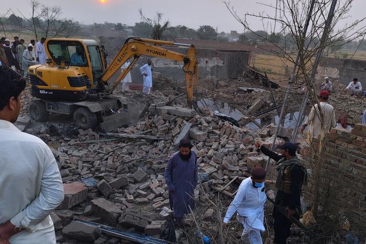 Death toll rises to 14 in Pakistan suicide attack. Pakistani Taliban ...