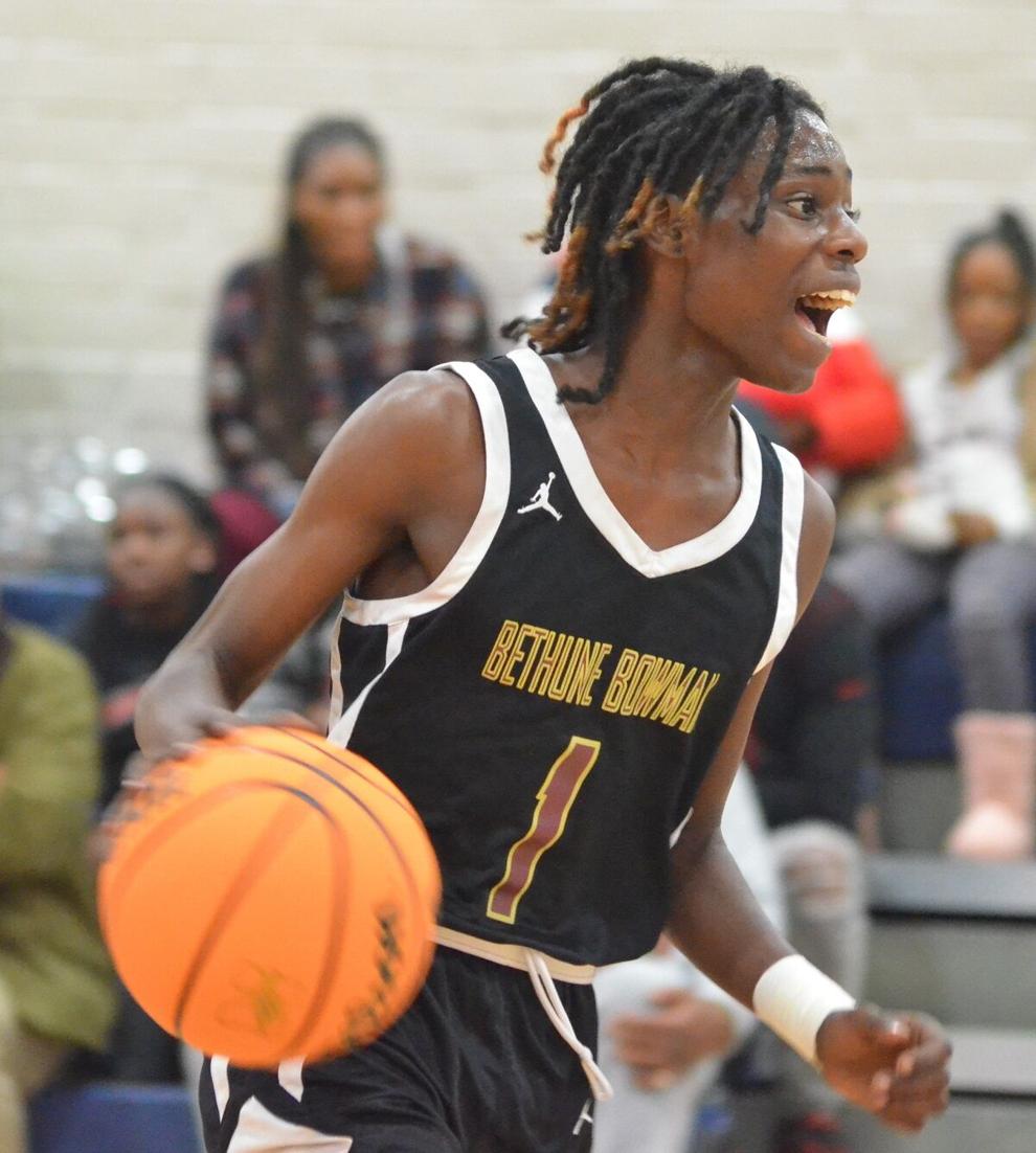 Mohawks rally to top Eagles 70-68