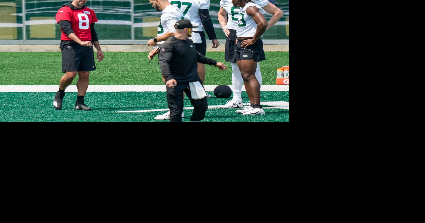 Aaron Rodgers strains calf during warmups, sits out Jets practice