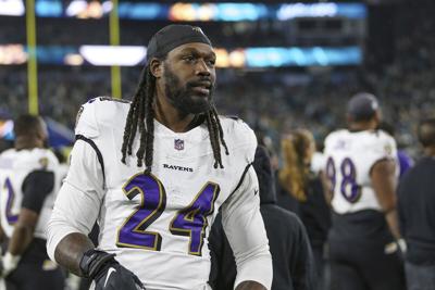 Carolina Panthers sign former Gamecock Jadeveon Clowney