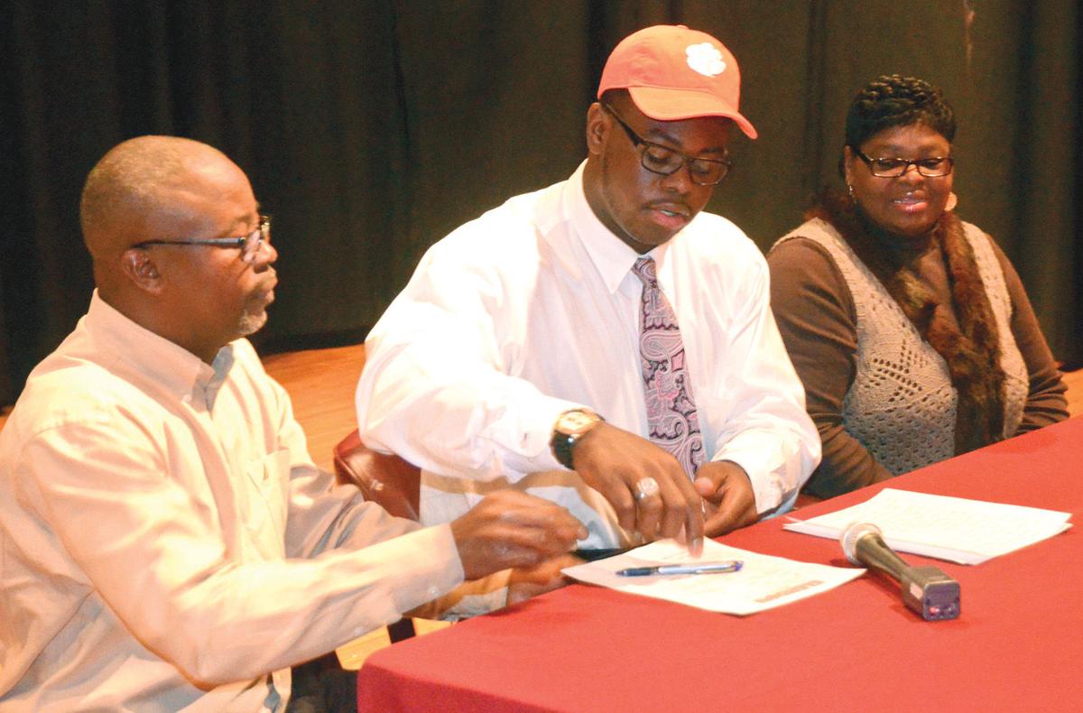 O-W’s Huggins chooses Clemson over Georgia