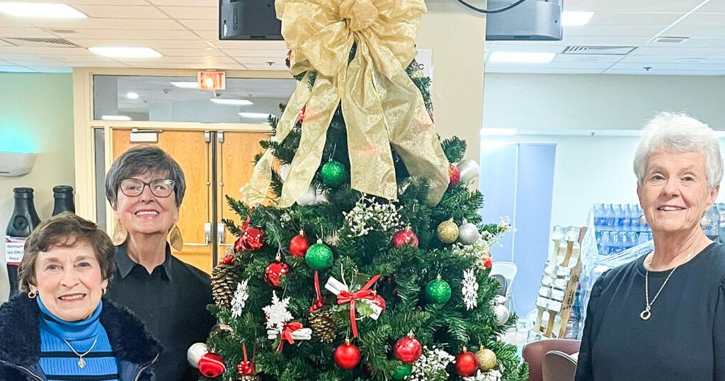 Garden Clubs add Yule cheer at MUSC Orangeburg