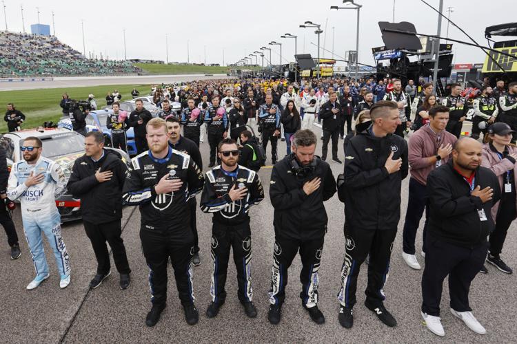 Larson edges Buescher at the line at Kansas Speedway