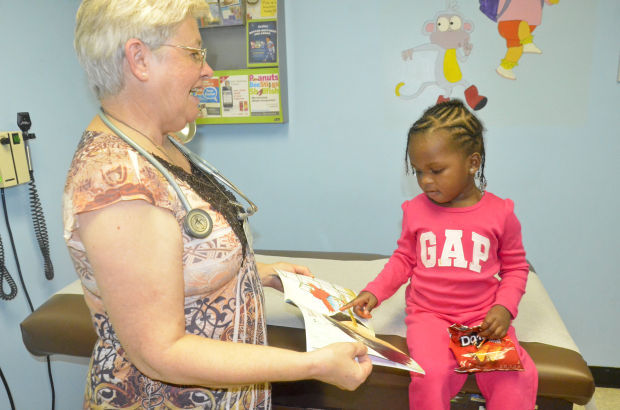 Reach out and read: Nonprofit program promotes early literacy, school ...