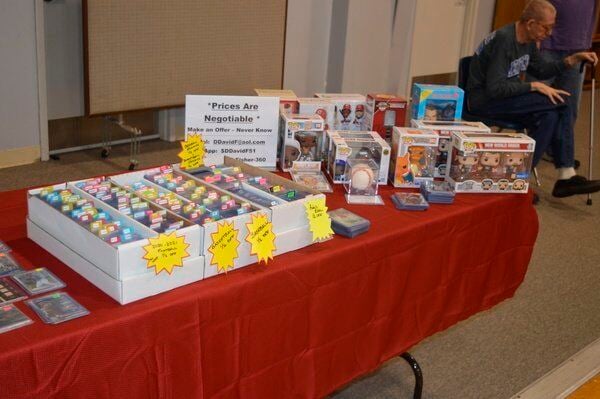 Trading card collectors gather | Local News | thetimestribune.com