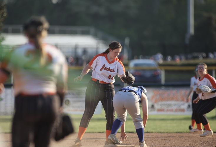 Monhollen turns in stellar effort, Lady Yellow Jackets roll, 19-3, over ...